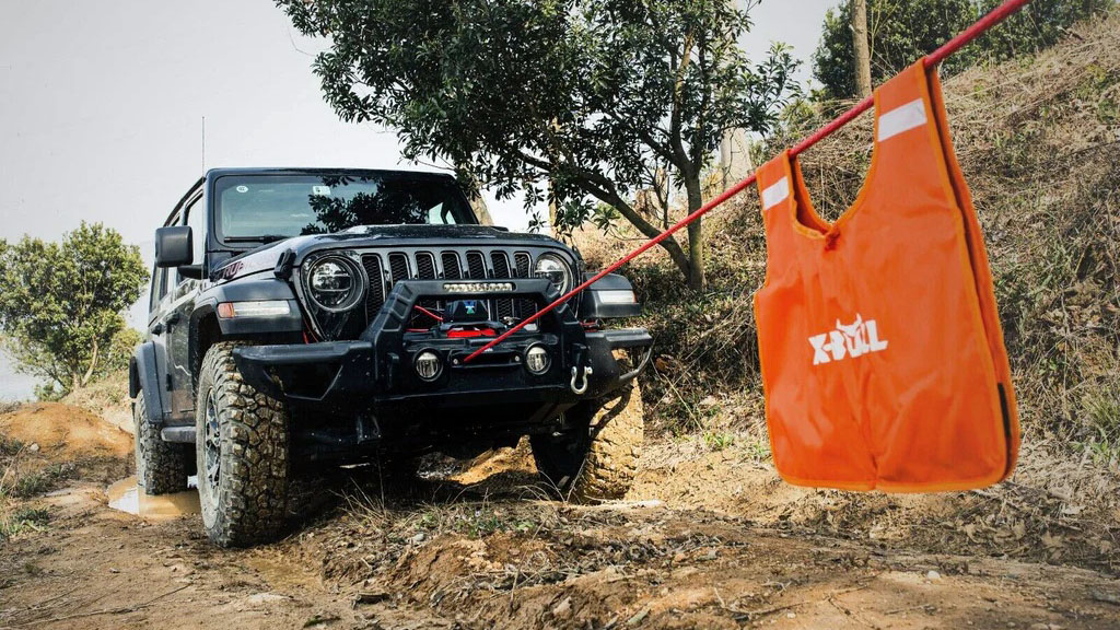 Rescuing 4x4 Vehicles, Tow Straps vs. Recovery Ropes - Which is Right ...